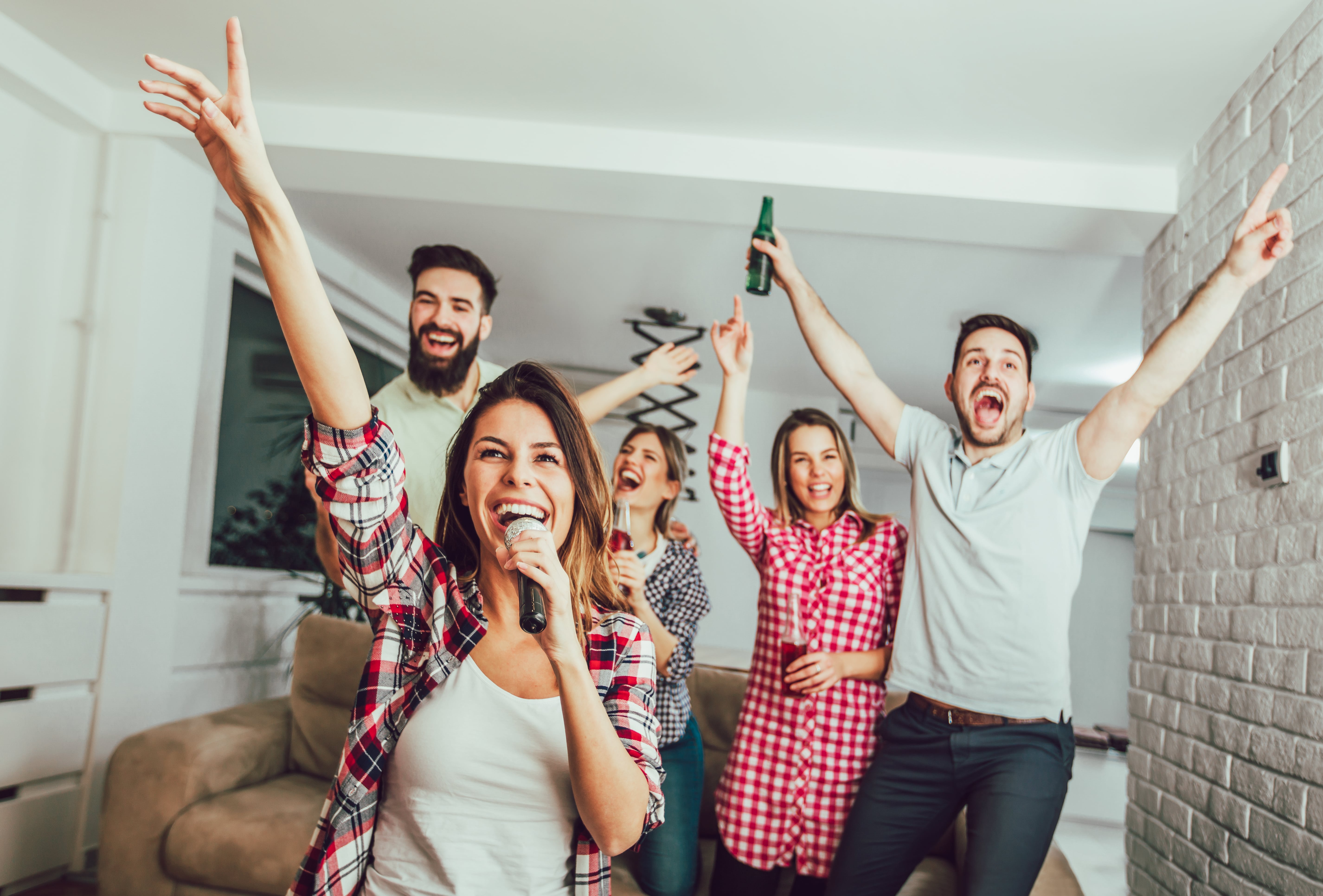 5 planes para celebrar con tus amigos en casa - Constructora Monserrate